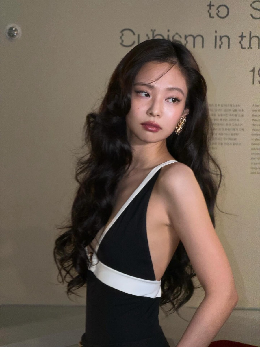 제니가 제시하는 올여름 웨이브 스타일은 '이것'! | 얼루어 코리아 (allure Korea)